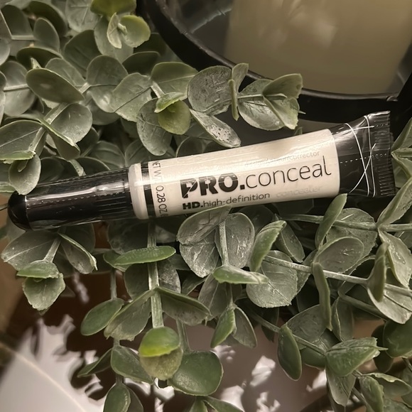 L.A. Girl | Makeup | Nwt La Girl Pro Hd Pro Concealer In Flat White ...